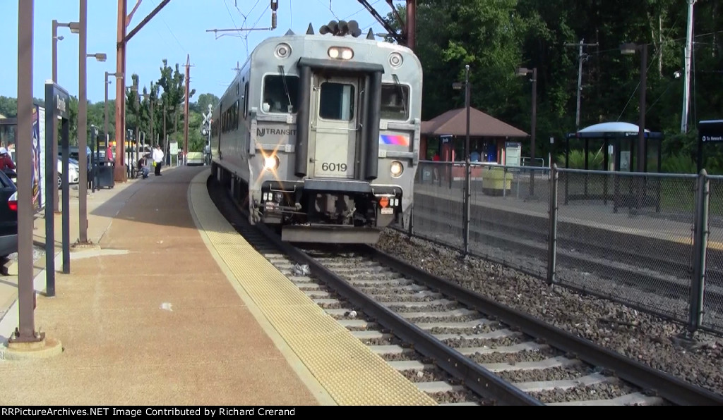 Train 6639 Pulling In